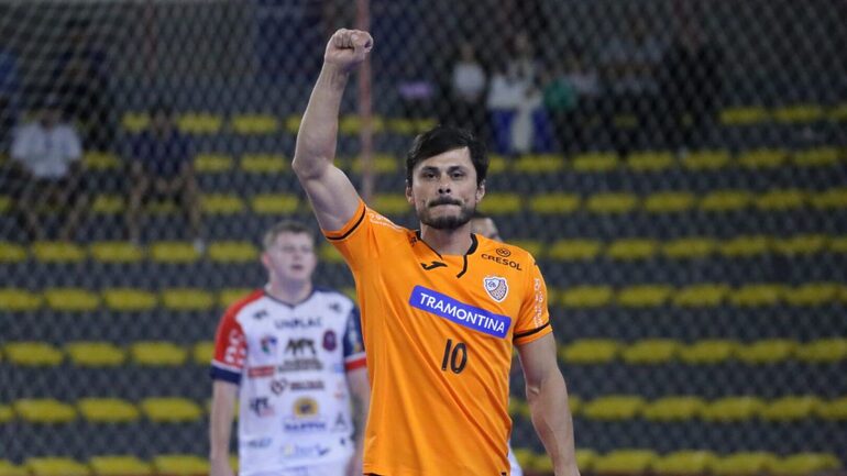 "Estou na minha melhor fase": Neto Sprotte se apresenta ao elenco do ...