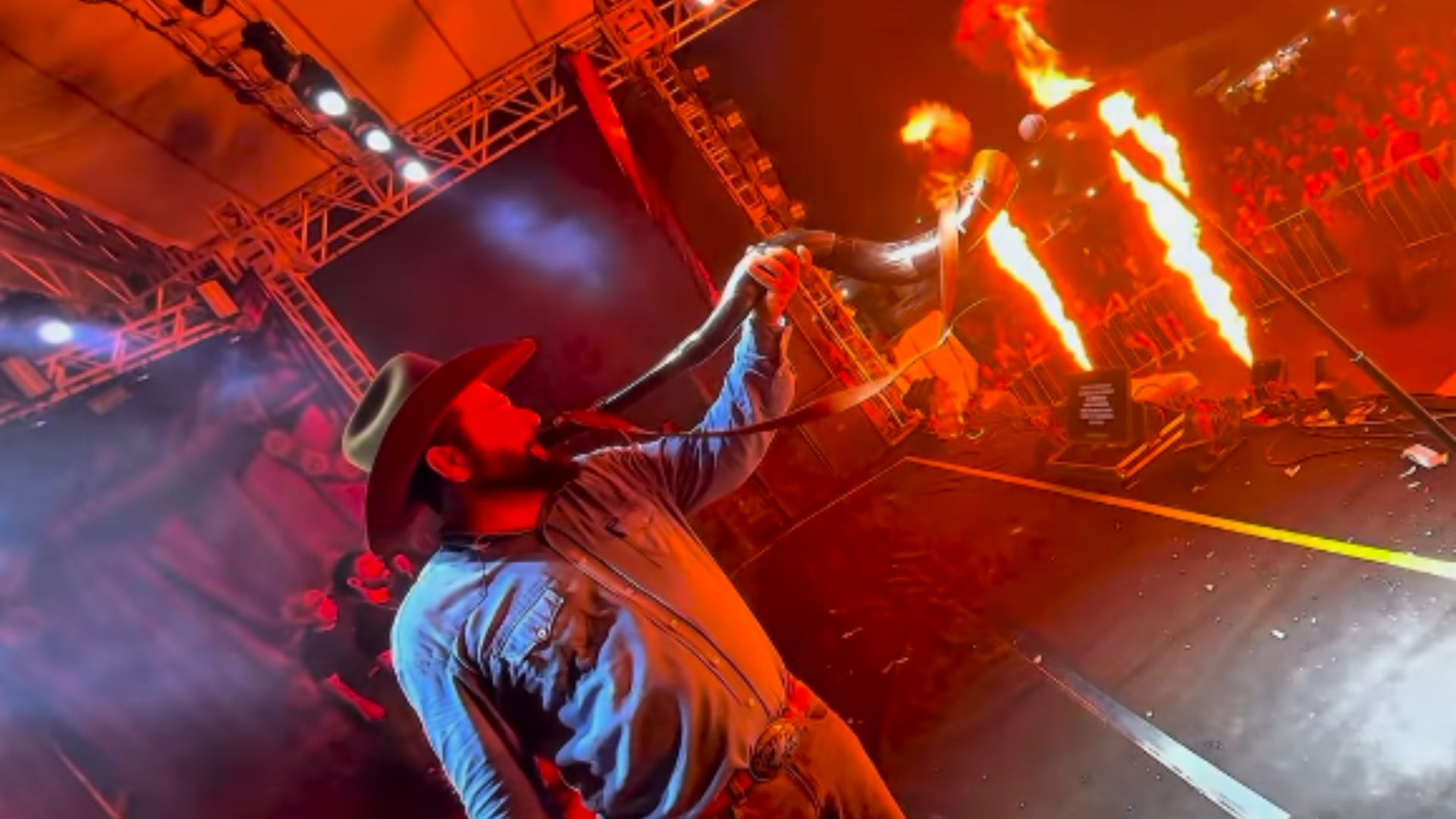 Quem é o cantor sertanejo que teve o rosto queimado durante show; veja ...