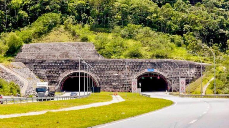 Maior obra do país é interditada em meio a protestos na Grande ...