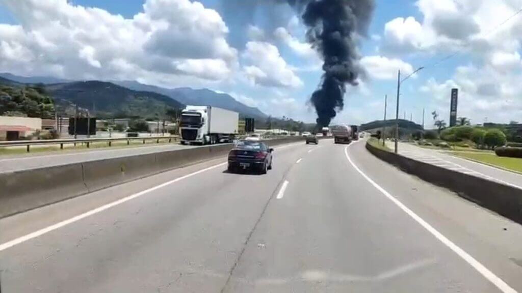 Ônibus de turismo é tomado pelas chamas na BR-101; veja fotos | CBN Total